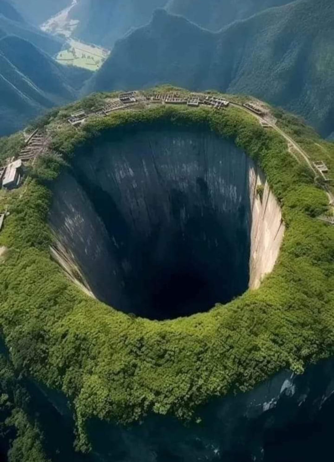 Découvrez le mystère du puits naturel le plus profond au monde : Xiaozai Tiankang à Penji, Chine ...